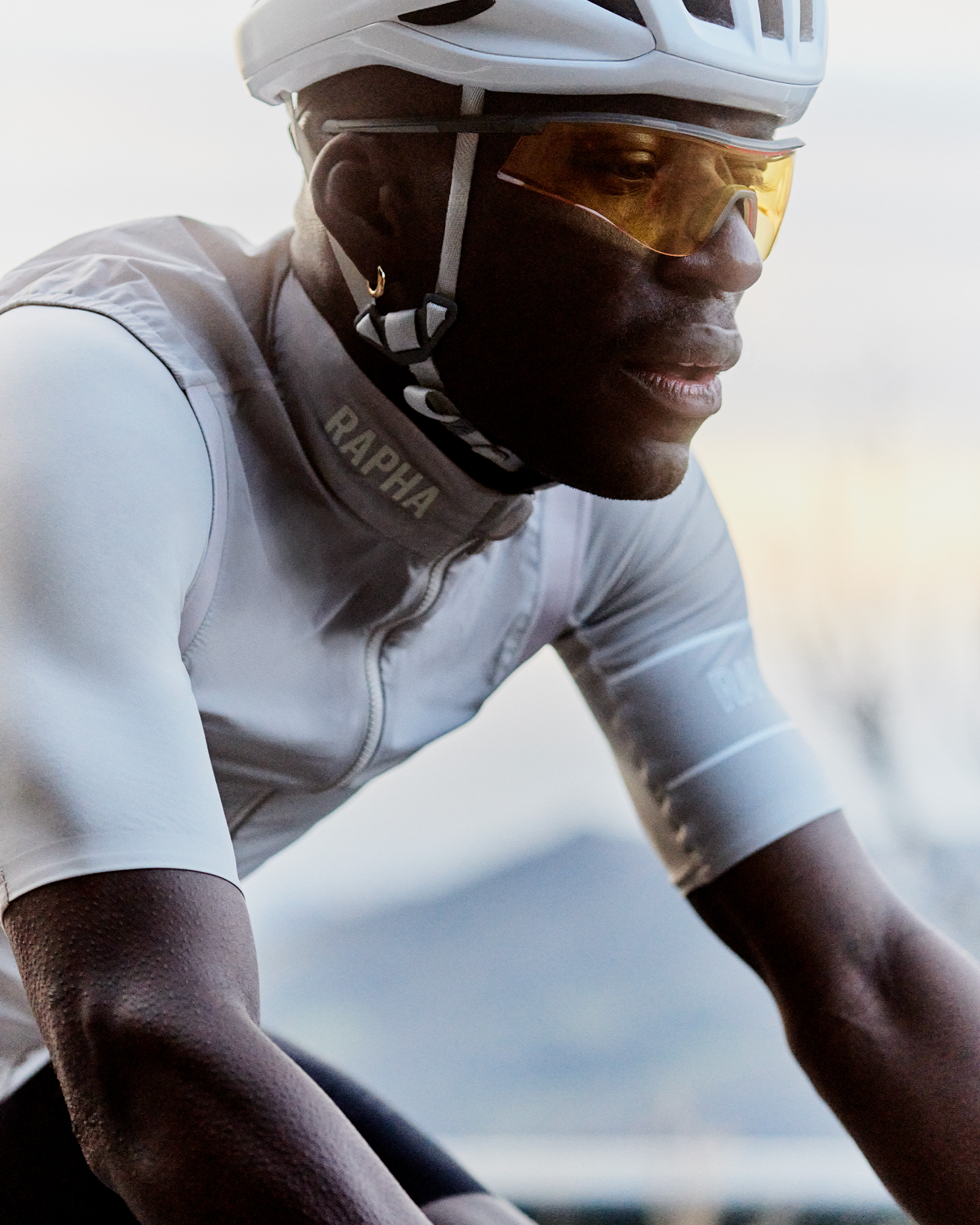 為世界級自行車賽所打造，Rapha 推出最具空力速度感車衣，同場加映：全新三款性能風格鏡款 - OUTSiDERS - 戶外風格誌